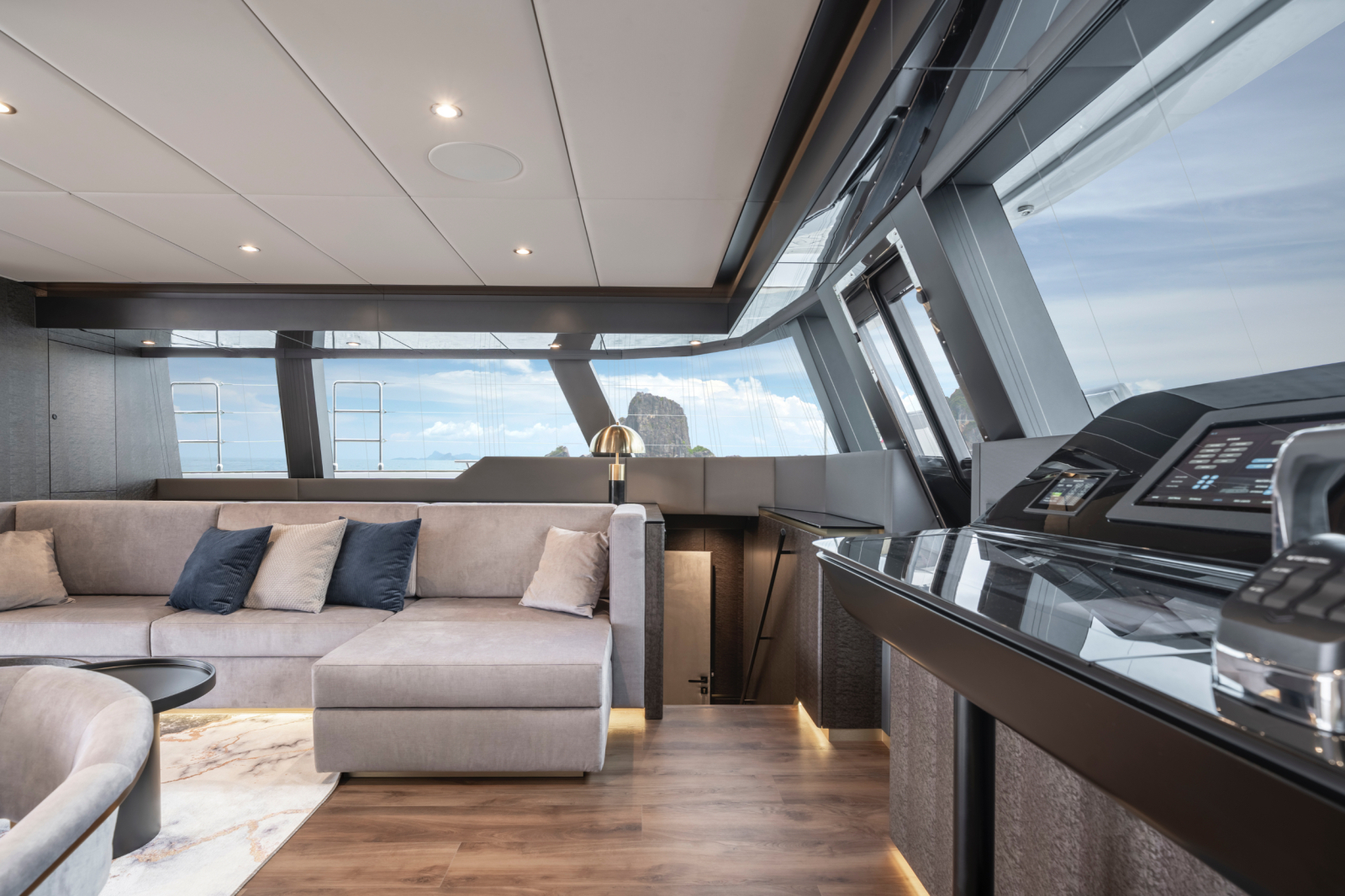 MR SI Yacht Charter Details, Sunreef | CHARTERWORLD Luxury Superyachts
